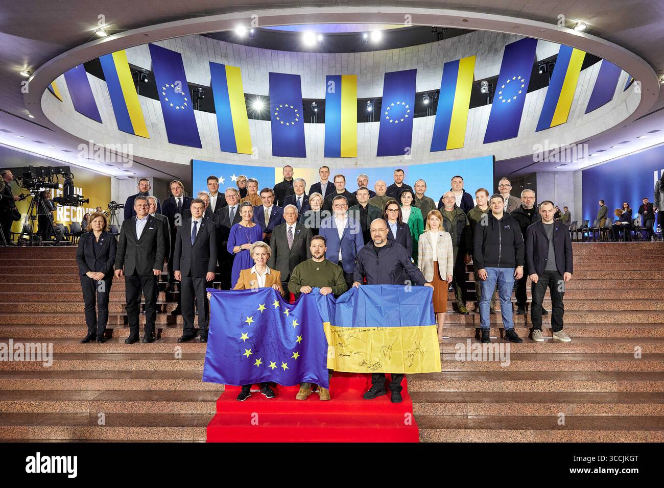 Group russian flags standing hi-res stock photography and images - Alamy