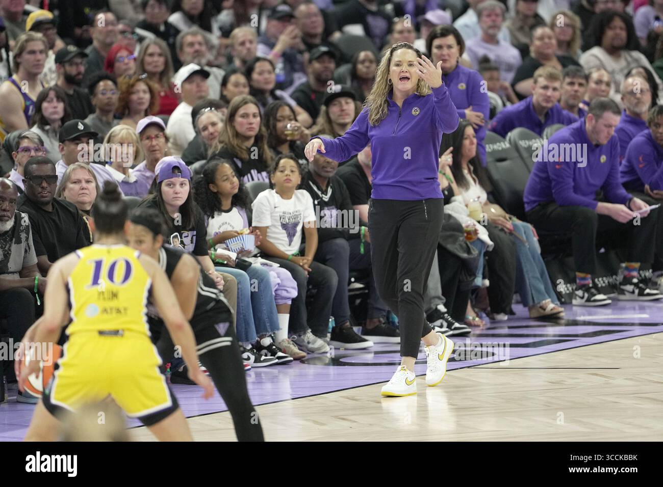 LA Sparks head coach Lynne Roberts calling defensive plays during the ...