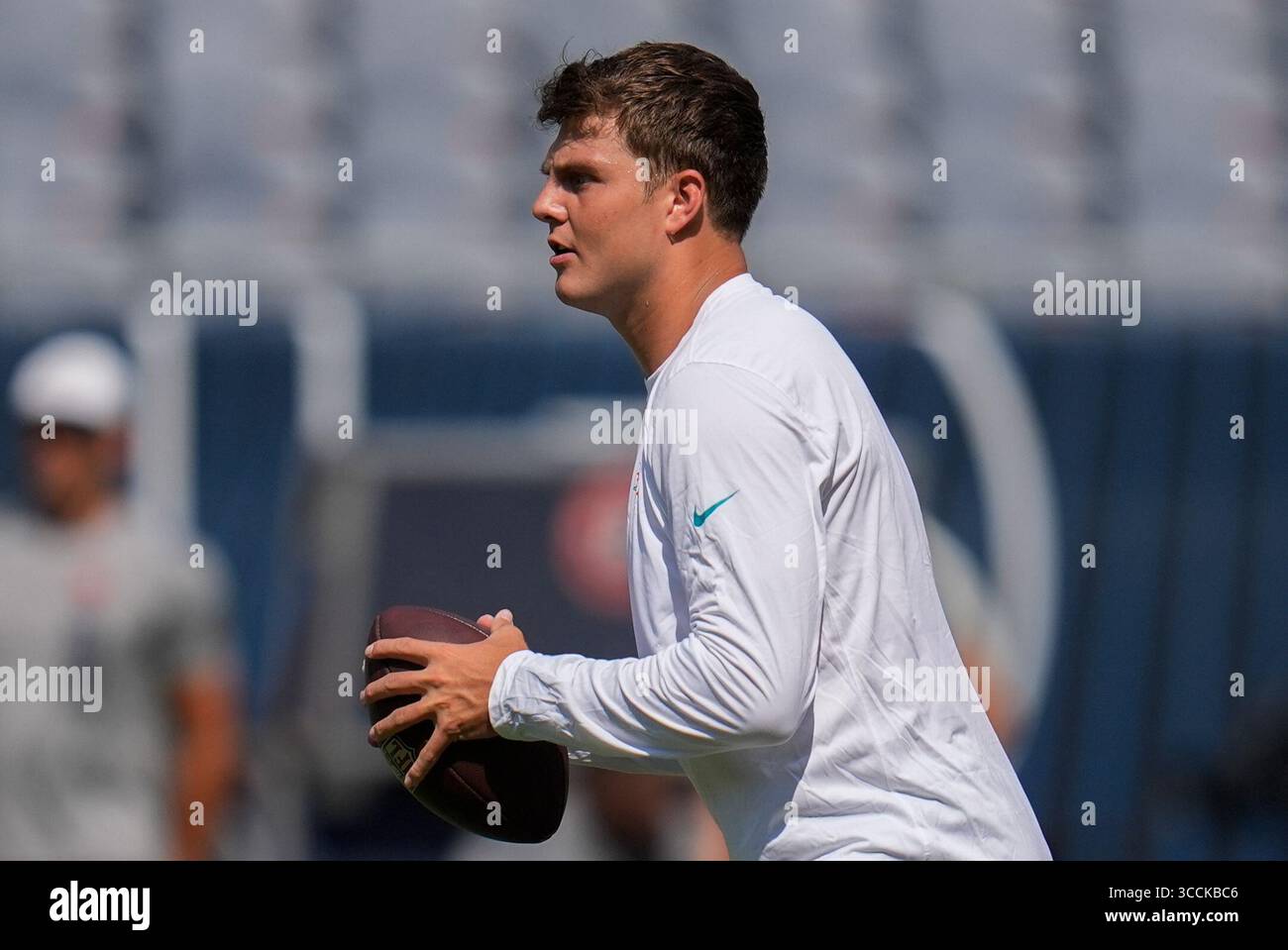 Miami Dolphins quarterback Zach Wilson (0) warms up before an NFL ...