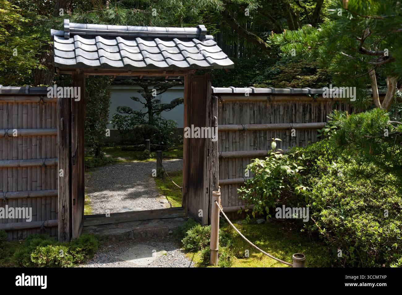 Jizo-in Temple (地蔵院), aka: Bamboo Temple (竹の寺), bamboo fence and tiled ...