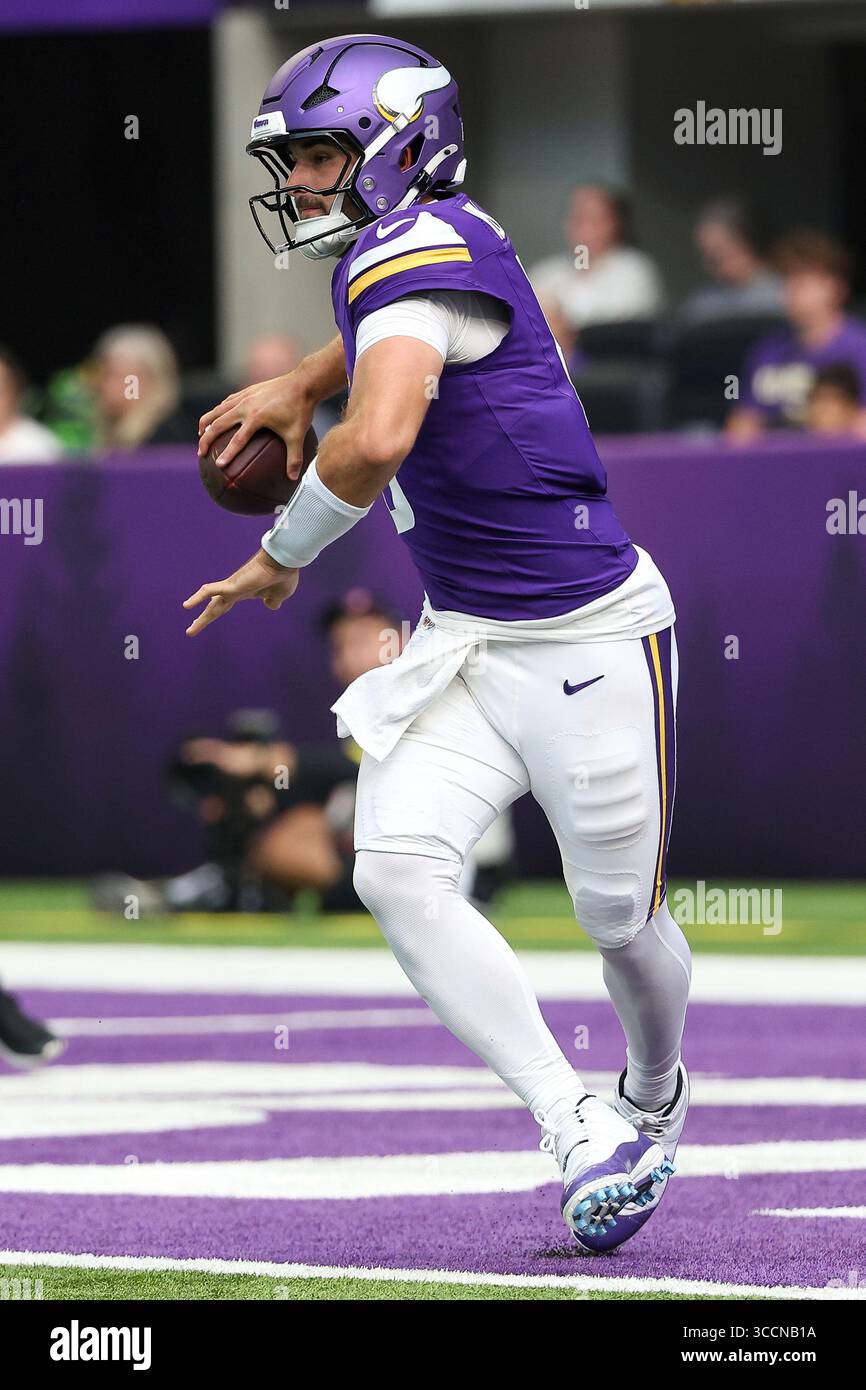 Minnesota Vikings quarterback Sam Howell (8) runs with the ball against ...