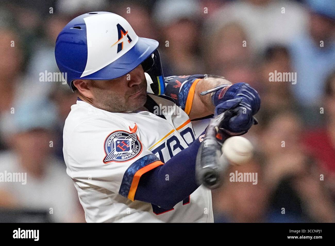 Houston Astros' Jose Altuve breaks his bat while grounding out against ...