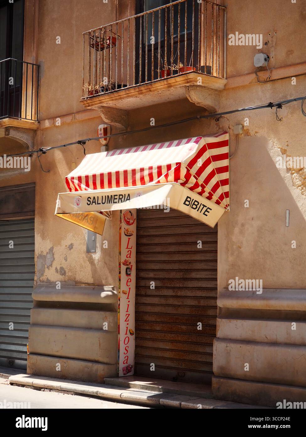 Storefront awning hi-res stock photography and images - Alamy