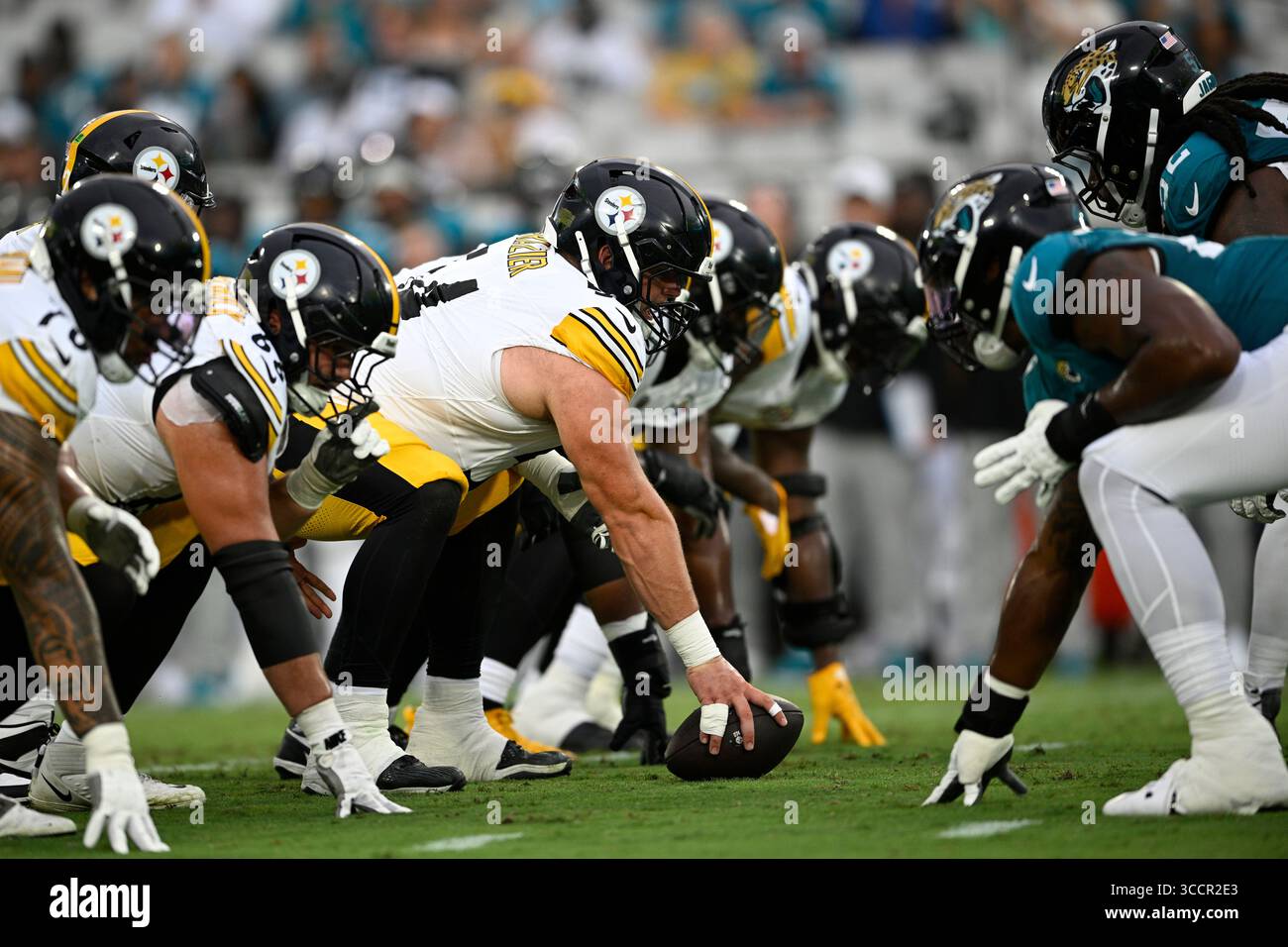 The Pittsburgh Steelers offense, left, lines up against the ...