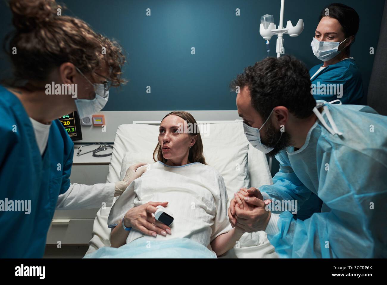 Woman giving birth with partner hi-res stock photography and images - Alamy
