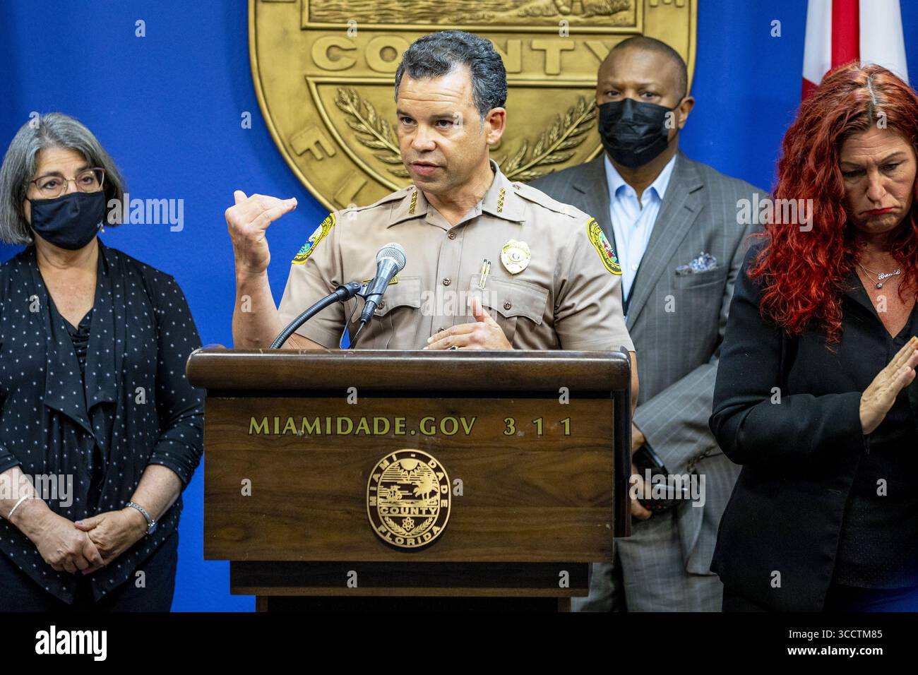 Partial collapse of the champlain towers south hi-res stock photography ...