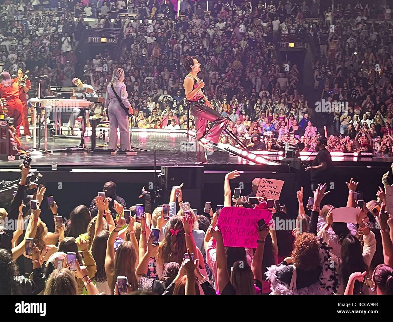 Harry styles 2022 tour hi-res stock photography and images - Alamy