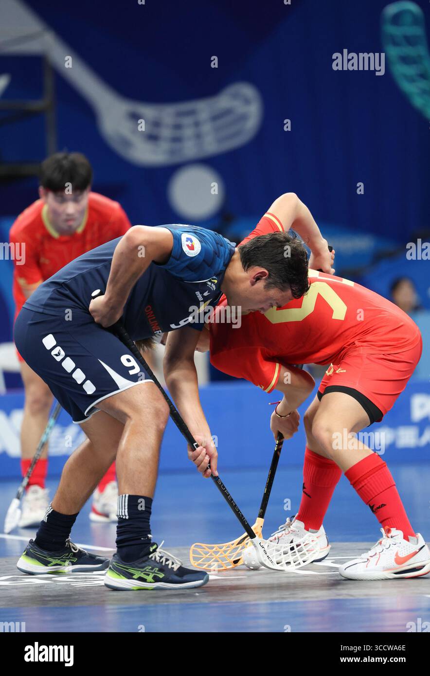 (250812) -- CHENGDU, Aug. 12, 2025 (Xinhua) -- Lucas Werelius (L) of the Philippines and Guo Rui ...