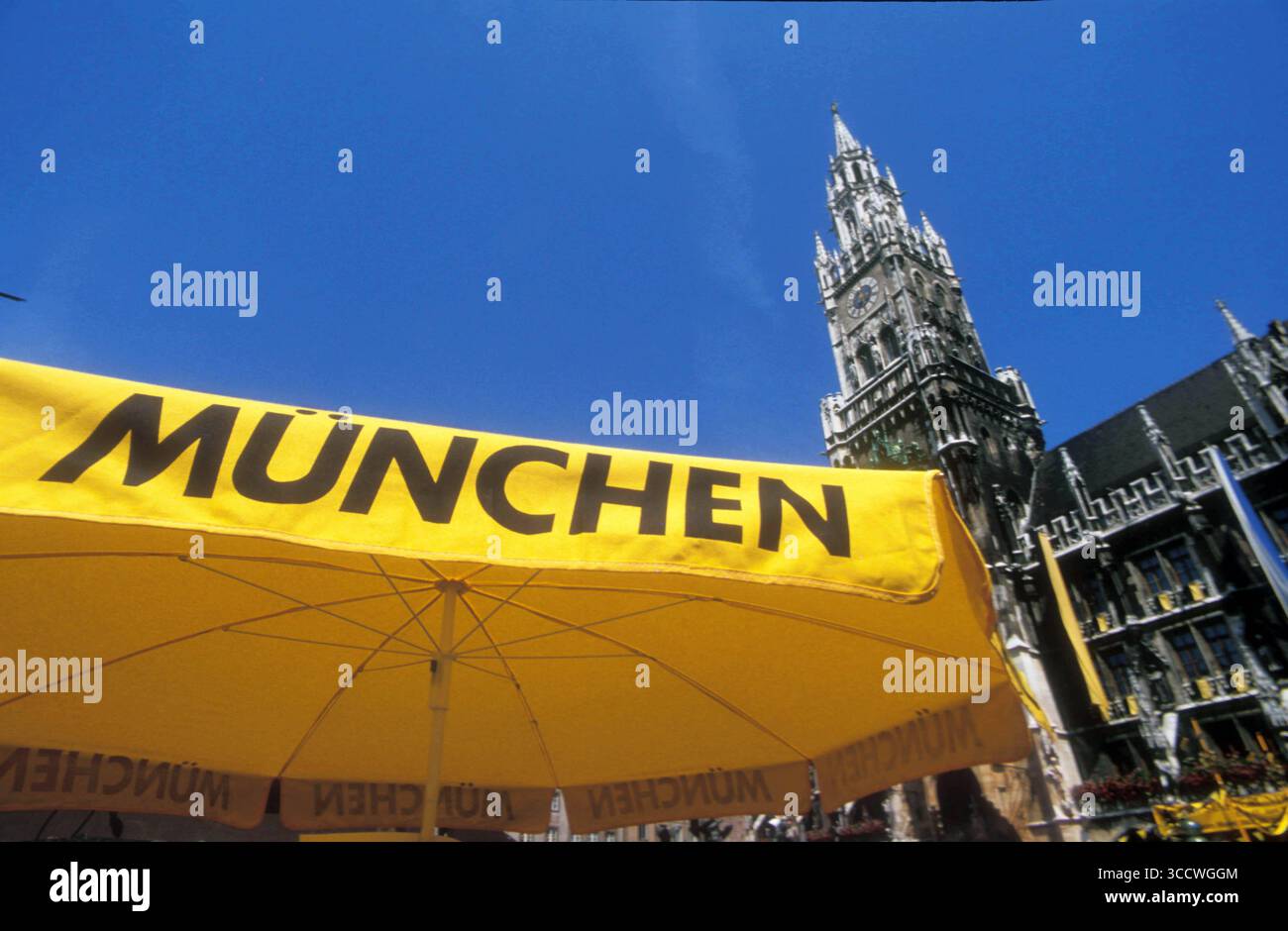 München, Marienplatz, Rathaus, Sommer, Sonnenschirm, Sonne, Hitze ...