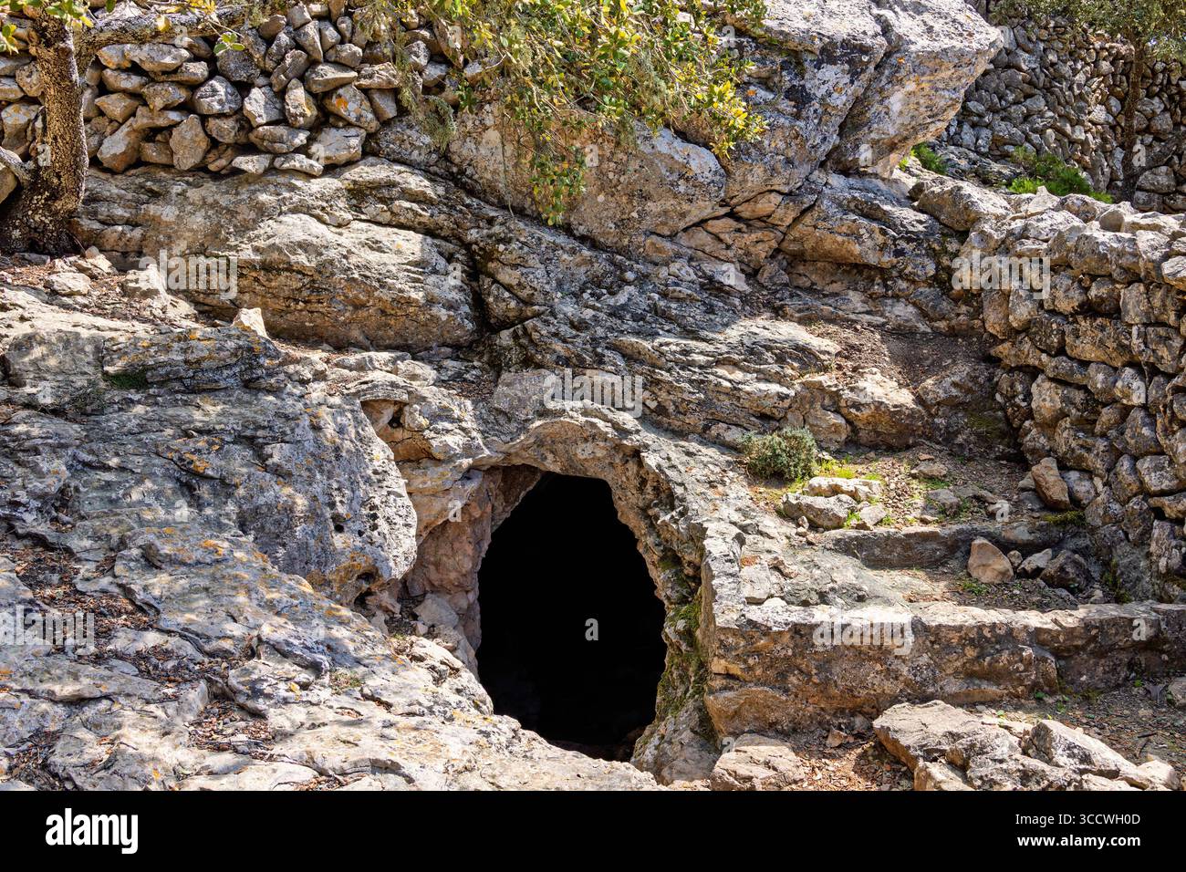 Rocky overhang cave entrance hi-res stock photography and images - Alamy
