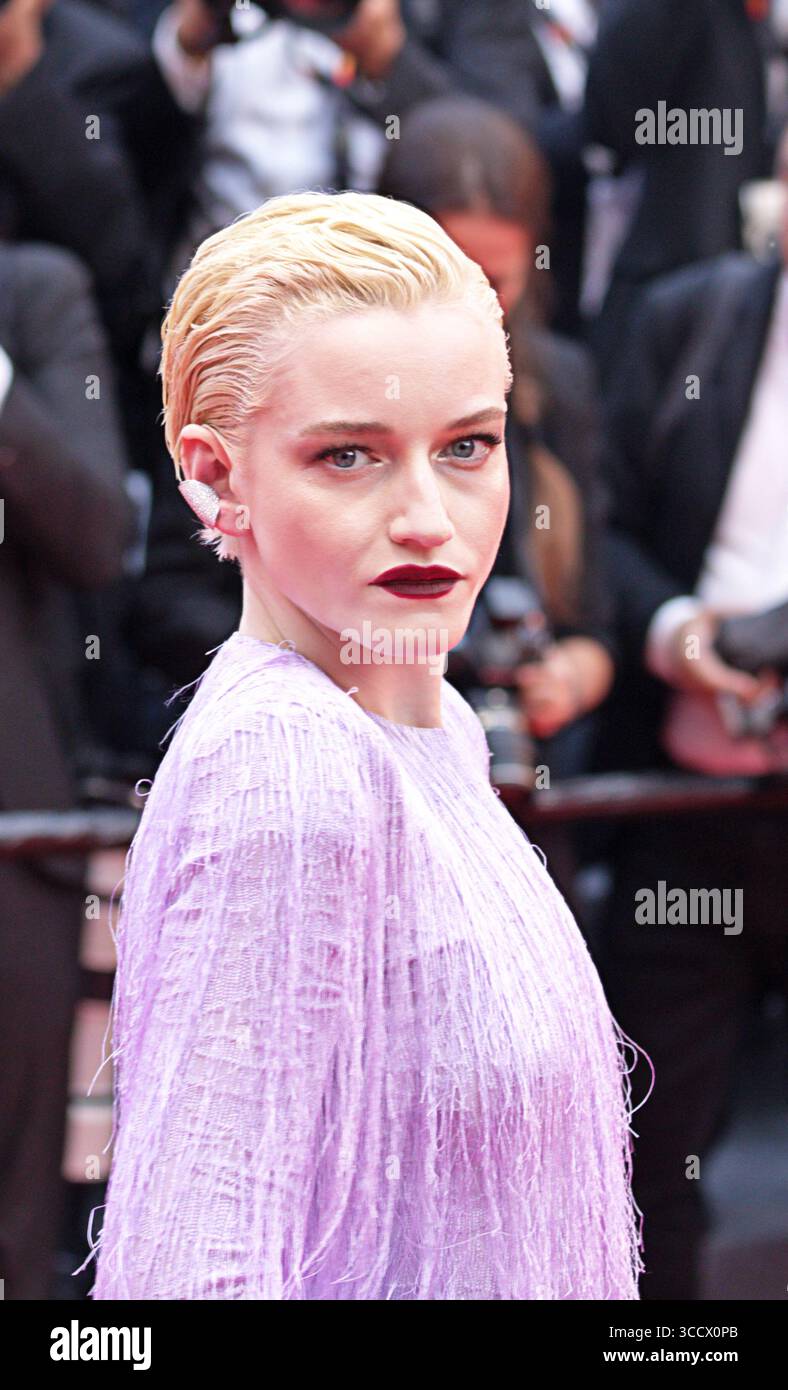 Julia Garner (Inventing Anna) on the red carpet of the Cannes Film ...