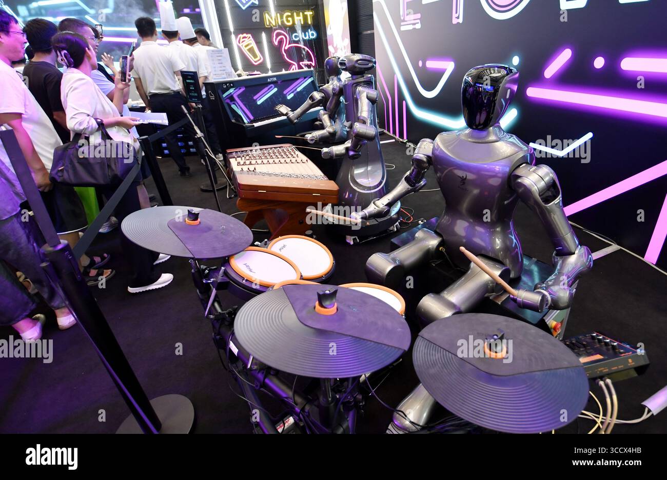 (250812) -- BEIJING, Aug. 12, 2025 (Xinhua) -- A robot band is ...