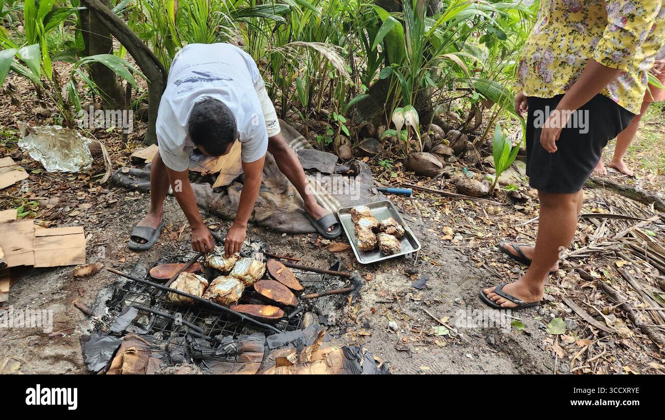 Umu cooking hi-res stock photography and images - Alamy
