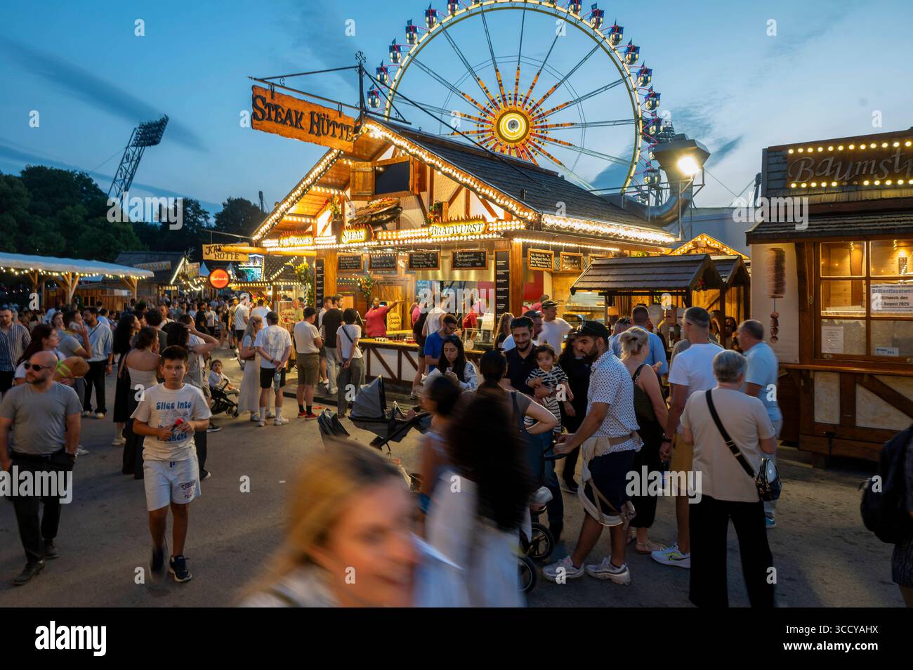 Muenchen, Sommer Festival Olympiapark, Essensstaende gut besucht ...