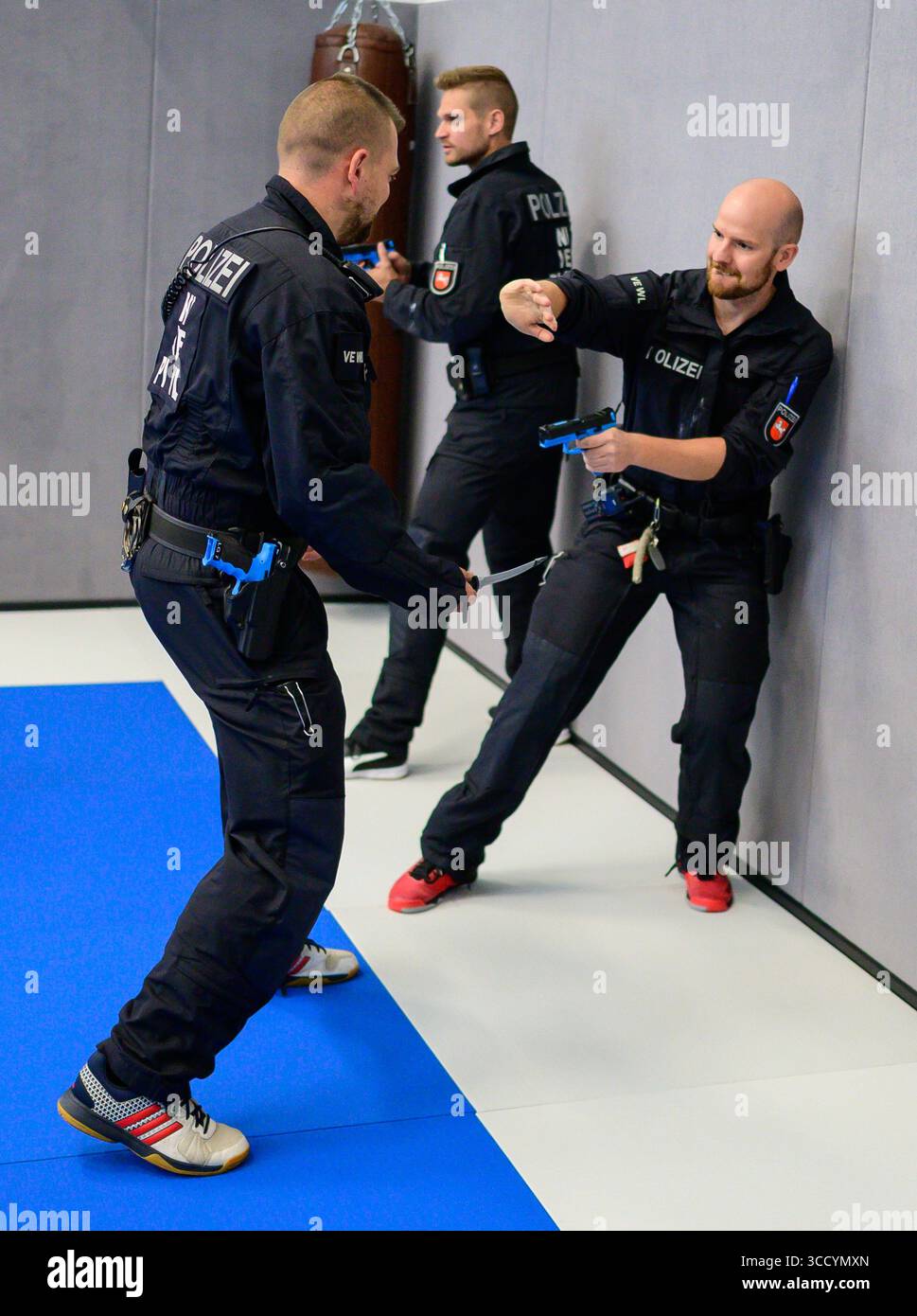 06 August 2025, Lower Saxony, Lüneburg: Police officers train to fend ...