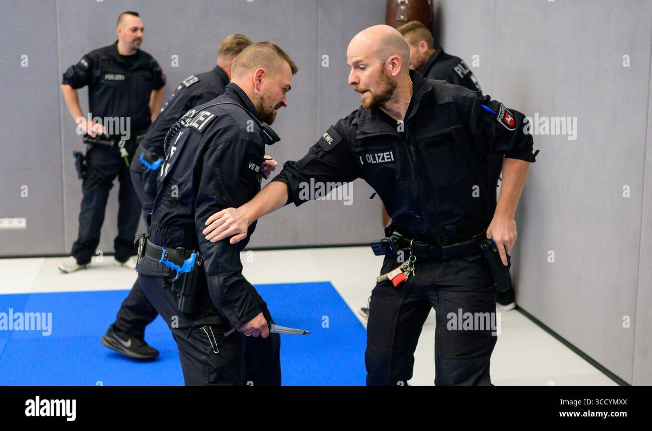 06 August 2025, Lower Saxony, Lüneburg: Police officers train to fend ...