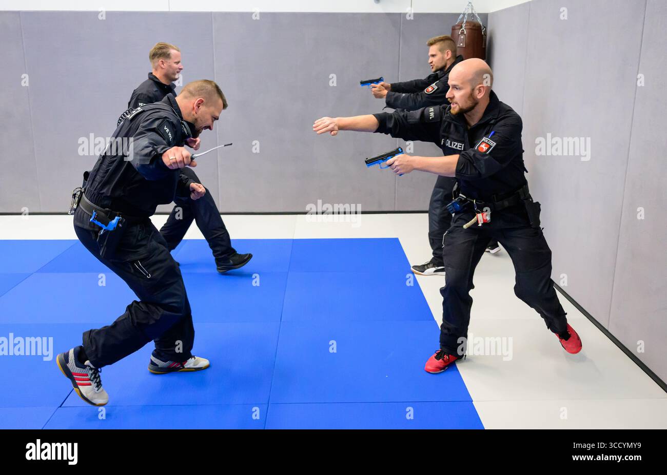 06 August 2025, Lower Saxony, Lüneburg: Police officers practise ...