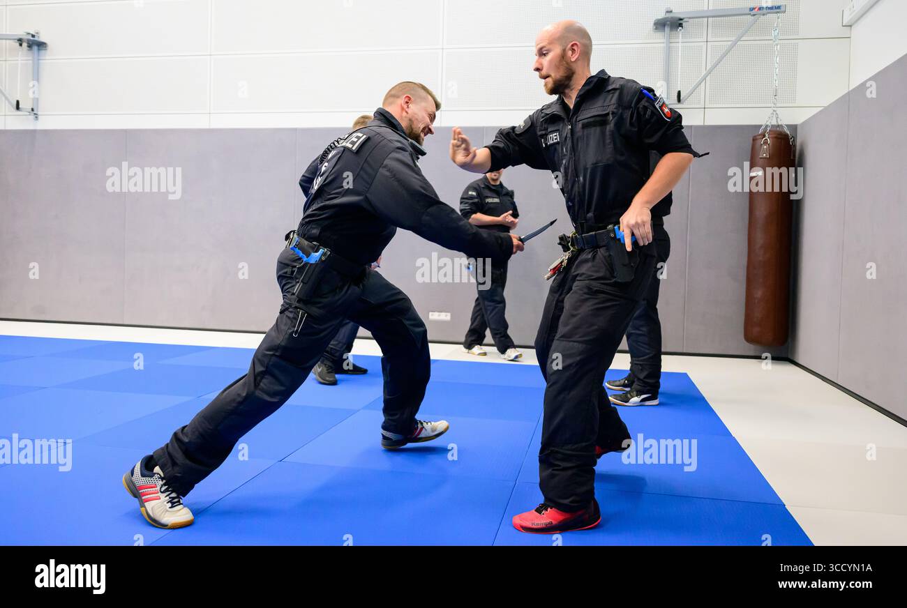 06 August 2025, Lower Saxony, Lüneburg: Police officers train to fend ...