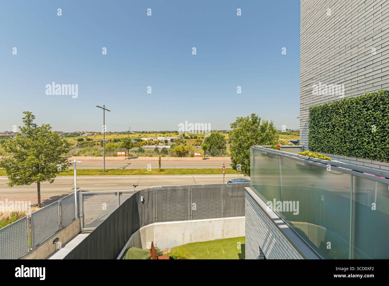 Terrace Year-round habitability thanks to the gray aluminum enclosure ...