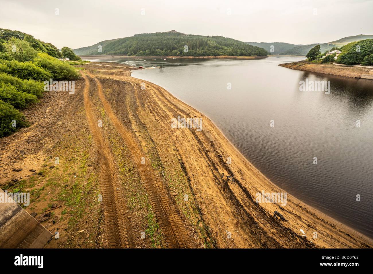 Dry banks at Ladybower Reservoir in the Peak District National Park ...
