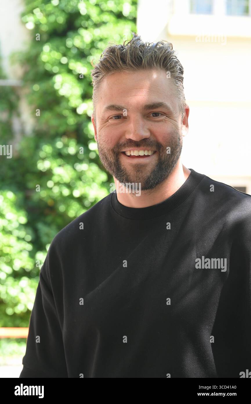Schauspieler Benjamin Heinrich posiert beim 20. grossen Fantreffen und ...