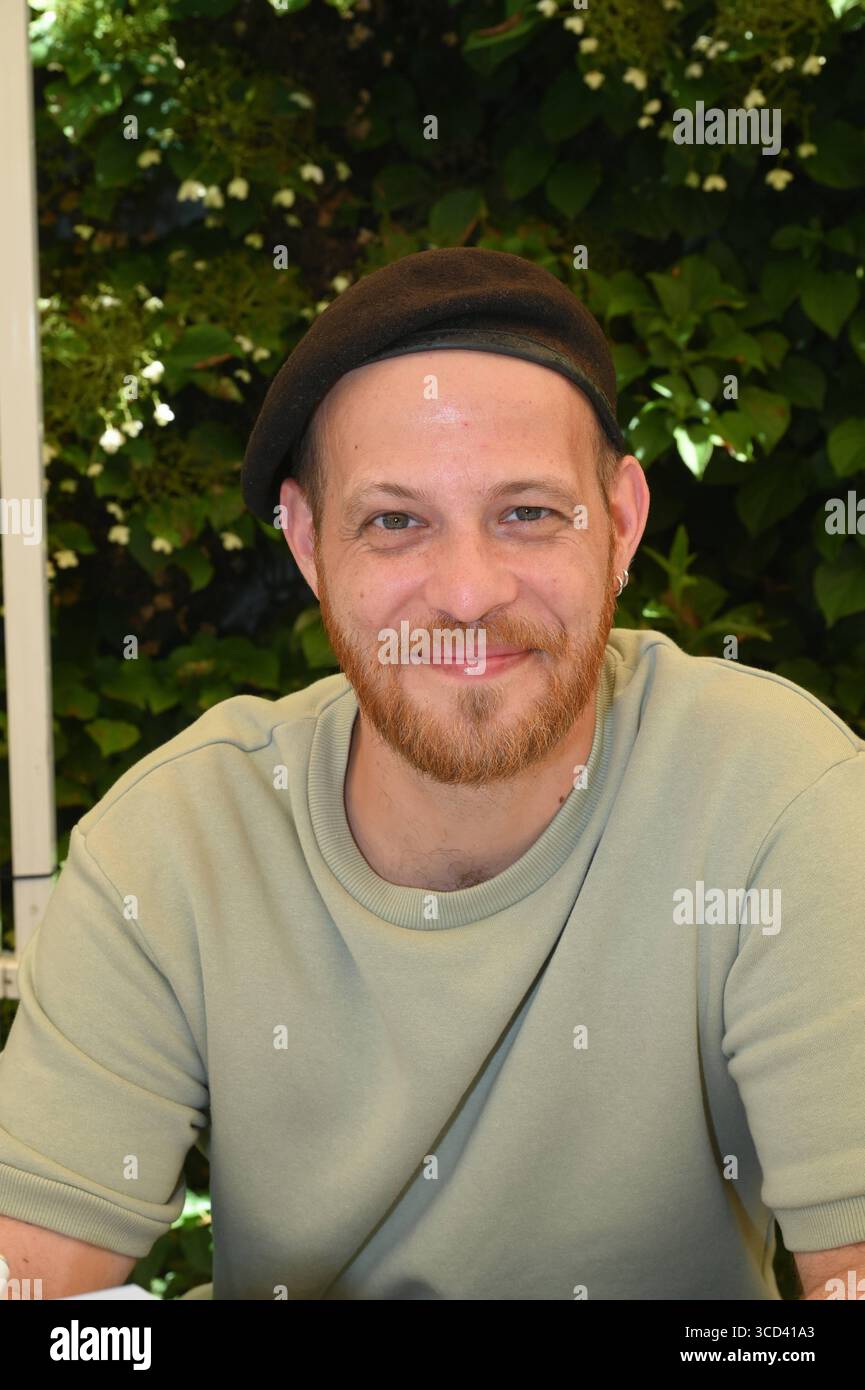 Schauspieler Patrick Müller posiert beim 20. grossen Fantreffen und ...