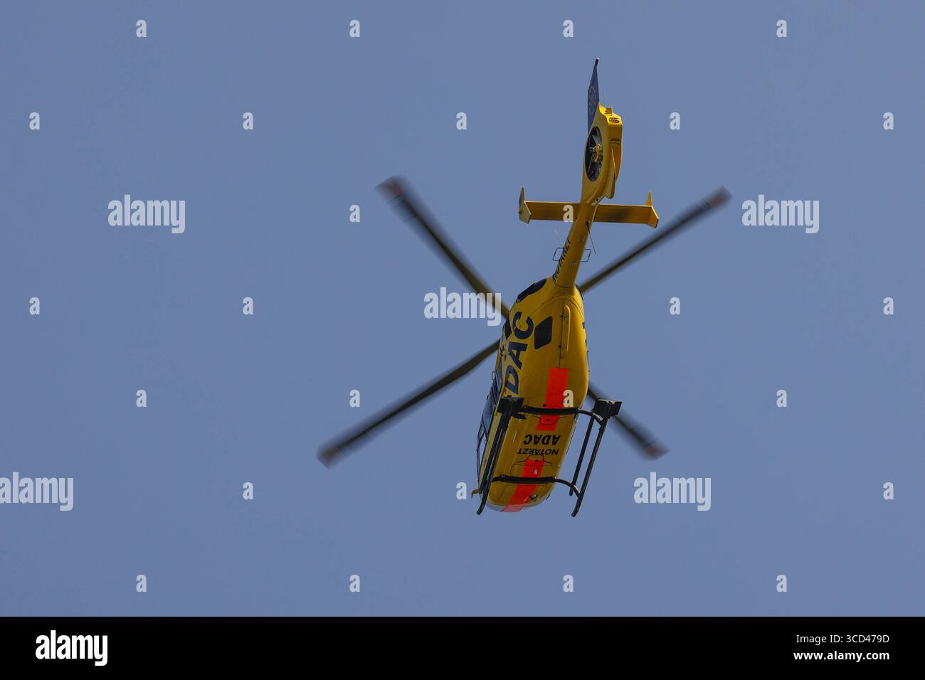 ADAC Luftrettung, der ADAC Rettungshubschrauber Christoph 25 am Himmel ...