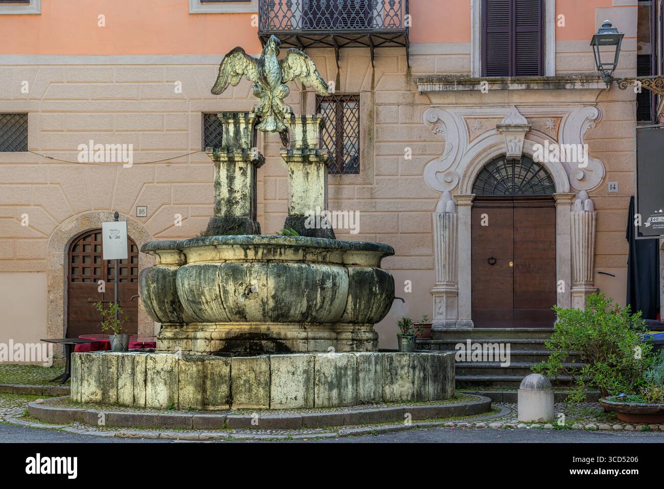 Majestic fountain historic architecture hi-res stock photography and ...