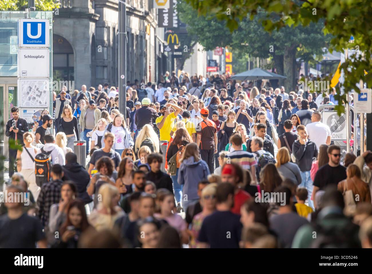 Menschenmenge unterwegs in der Fußgängerzone Königstraße in Stuttgart. // 01.08.2025. Stuttgart ...