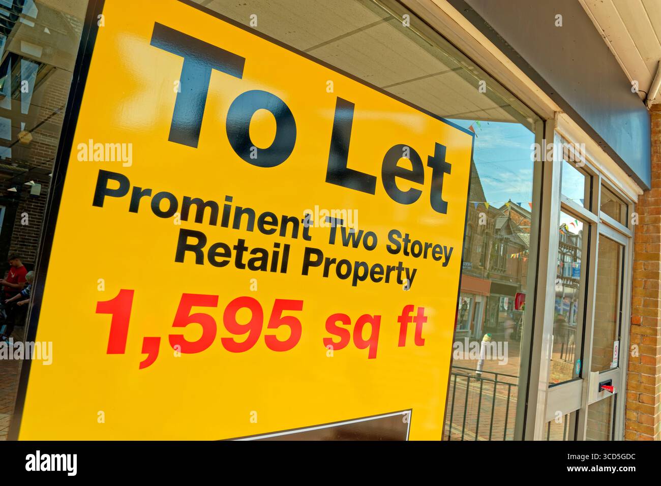 Empty high street retail hi-res stock photography and images - Alamy