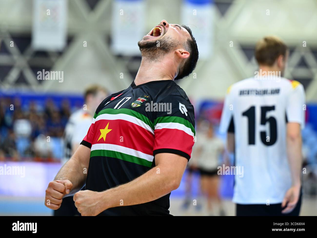 (250812) -- CHENGDU, Aug. 12, 2025 (Xinhua) -- Wayne Stienstra of ...