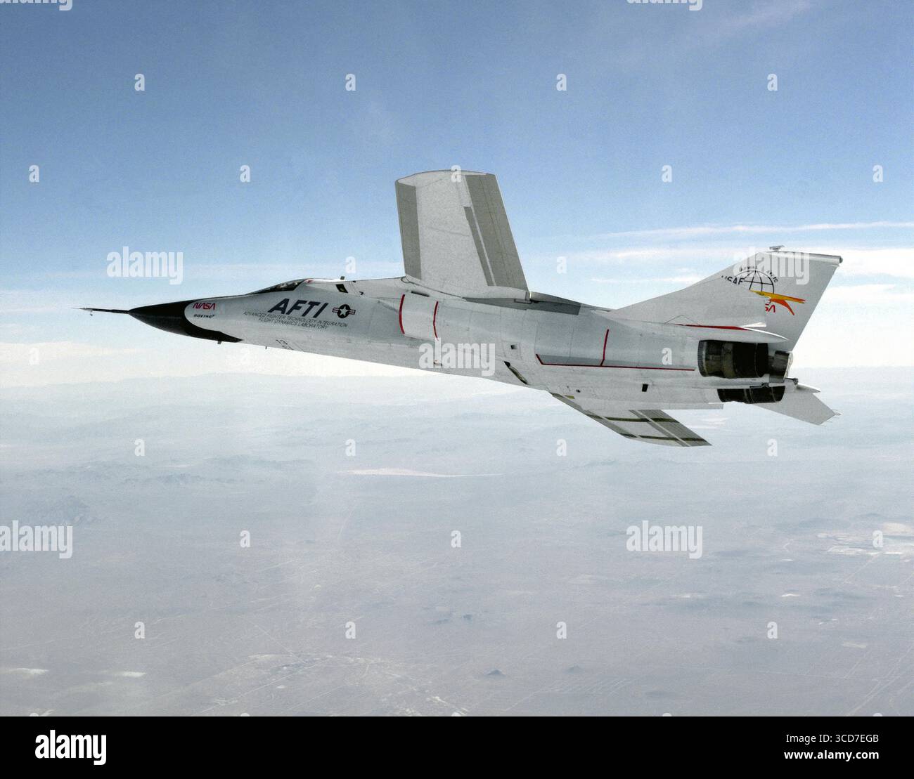 EC86-33385-04 This photograph shows a modified General Dynamics AFTI/F ...