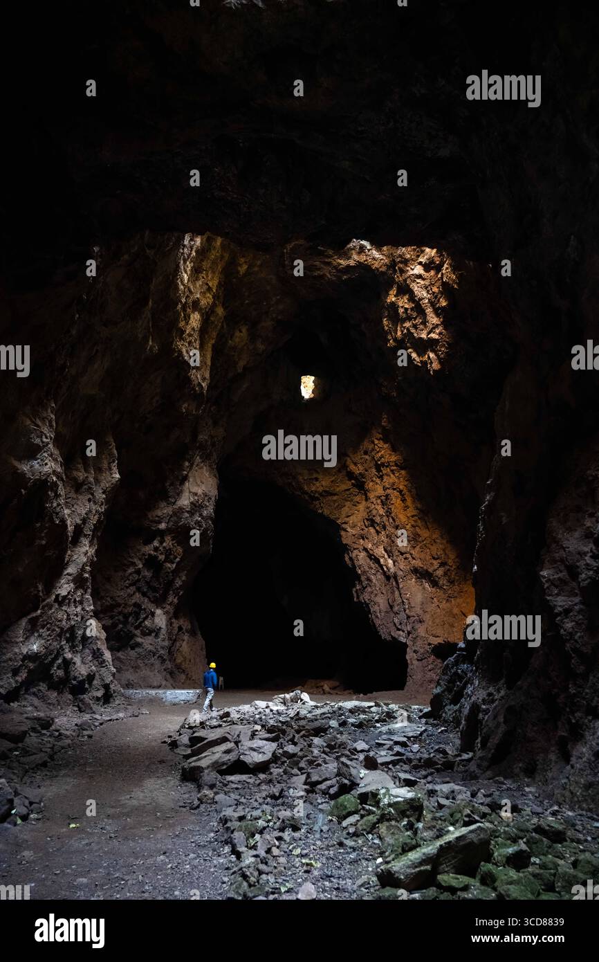 View rugged dark rock hi-res stock photography and images - Alamy