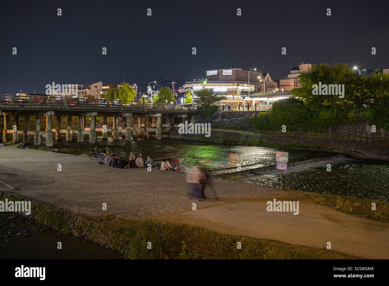 Kamogawa River flowing under the Sanjō Ōhashi Bridge at night ...