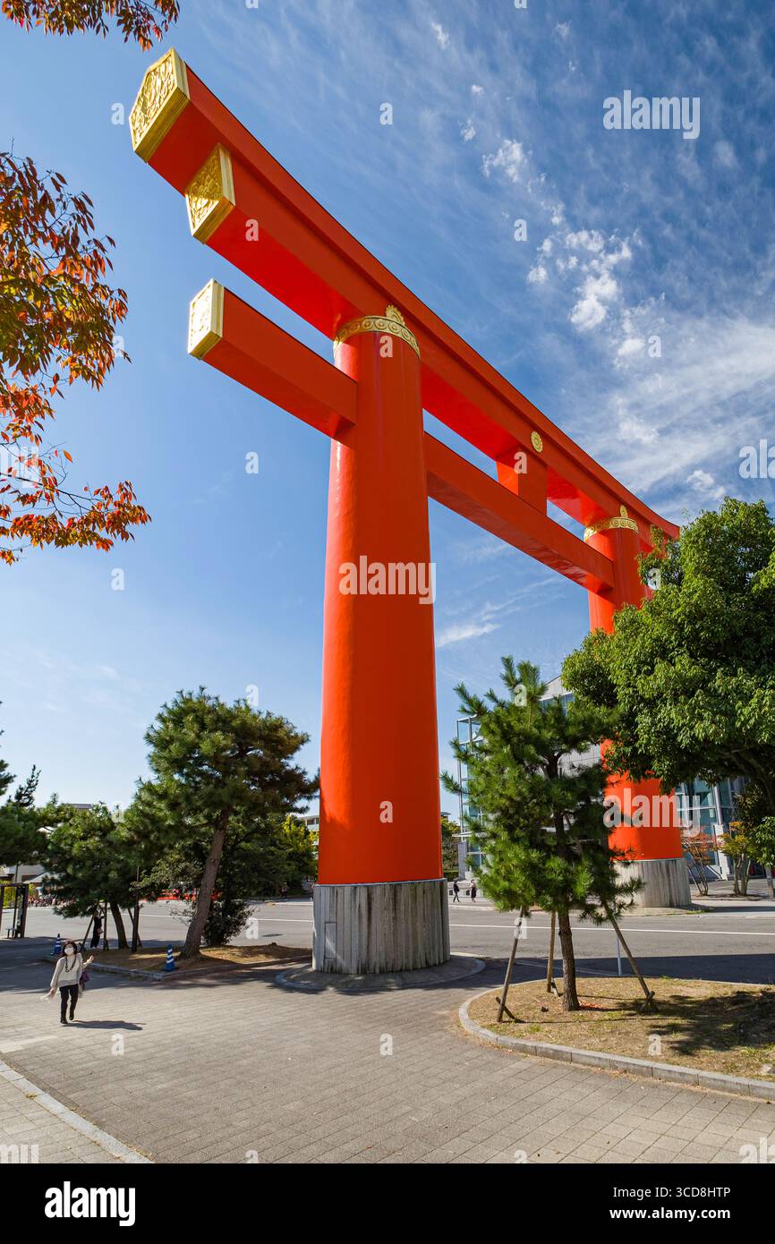 The large vermillion Heian-Jingu Shrine Grand Torii, Okazaki ...