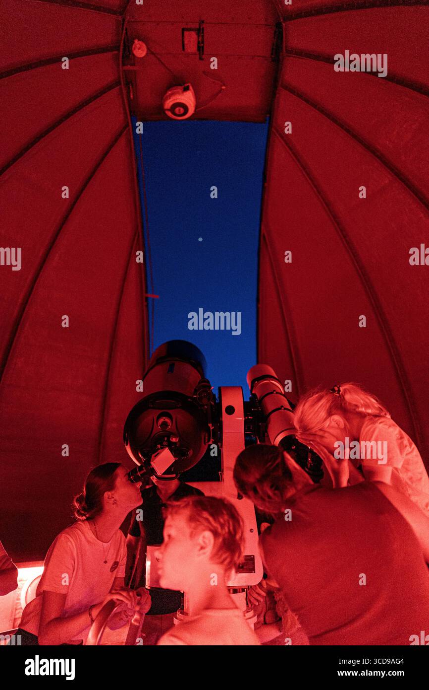 LATTROP - Visitors visit the Cosmos Observatory. The observatory opens ...
