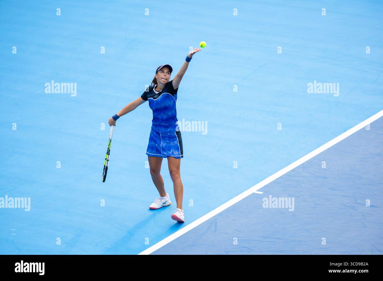 MASON, OHIO - AUGUST 12: Lucia Bronzetti of Italy serves against Jelena ...