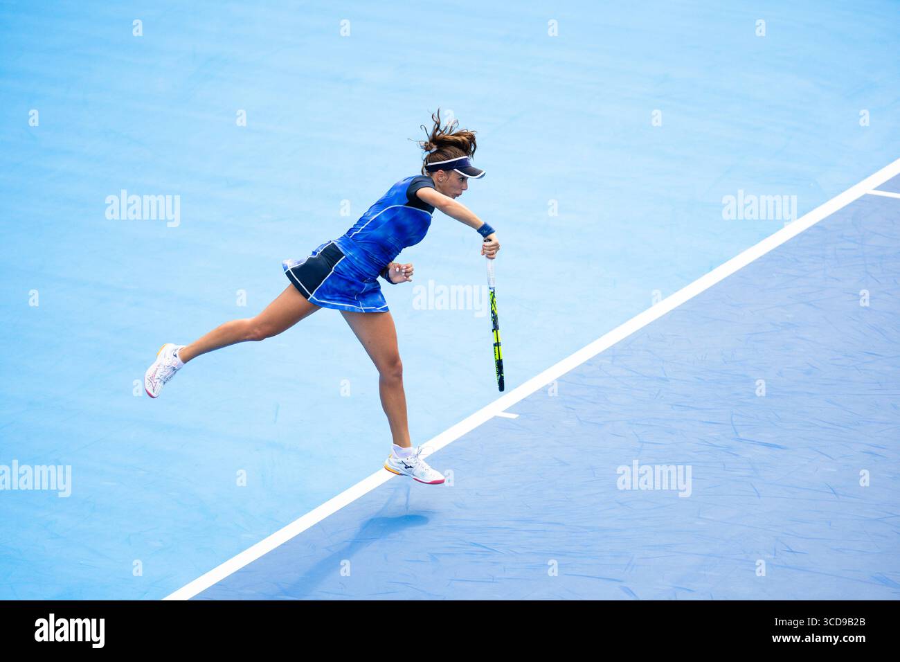MASON, OHIO - AUGUST 12: Lucia Bronzetti of Italy serves against Jelena ...