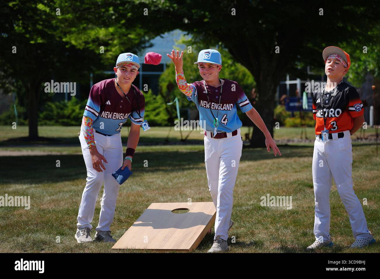 New England region's Colman Gouthro (19), Ryan Fennell (4) and Metro's ...