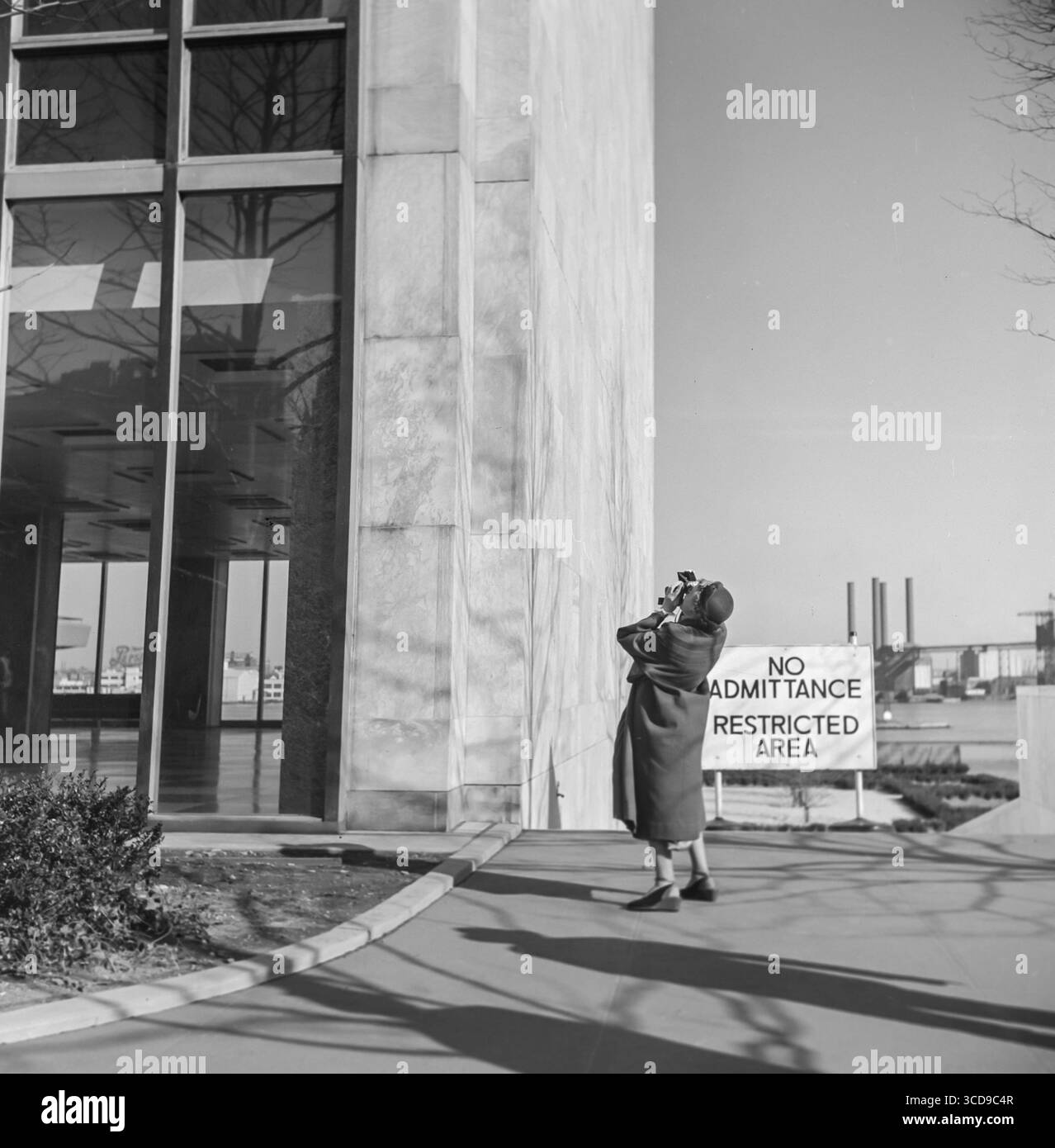 Building pointing Black and White Stock Photos & Images - Alamy