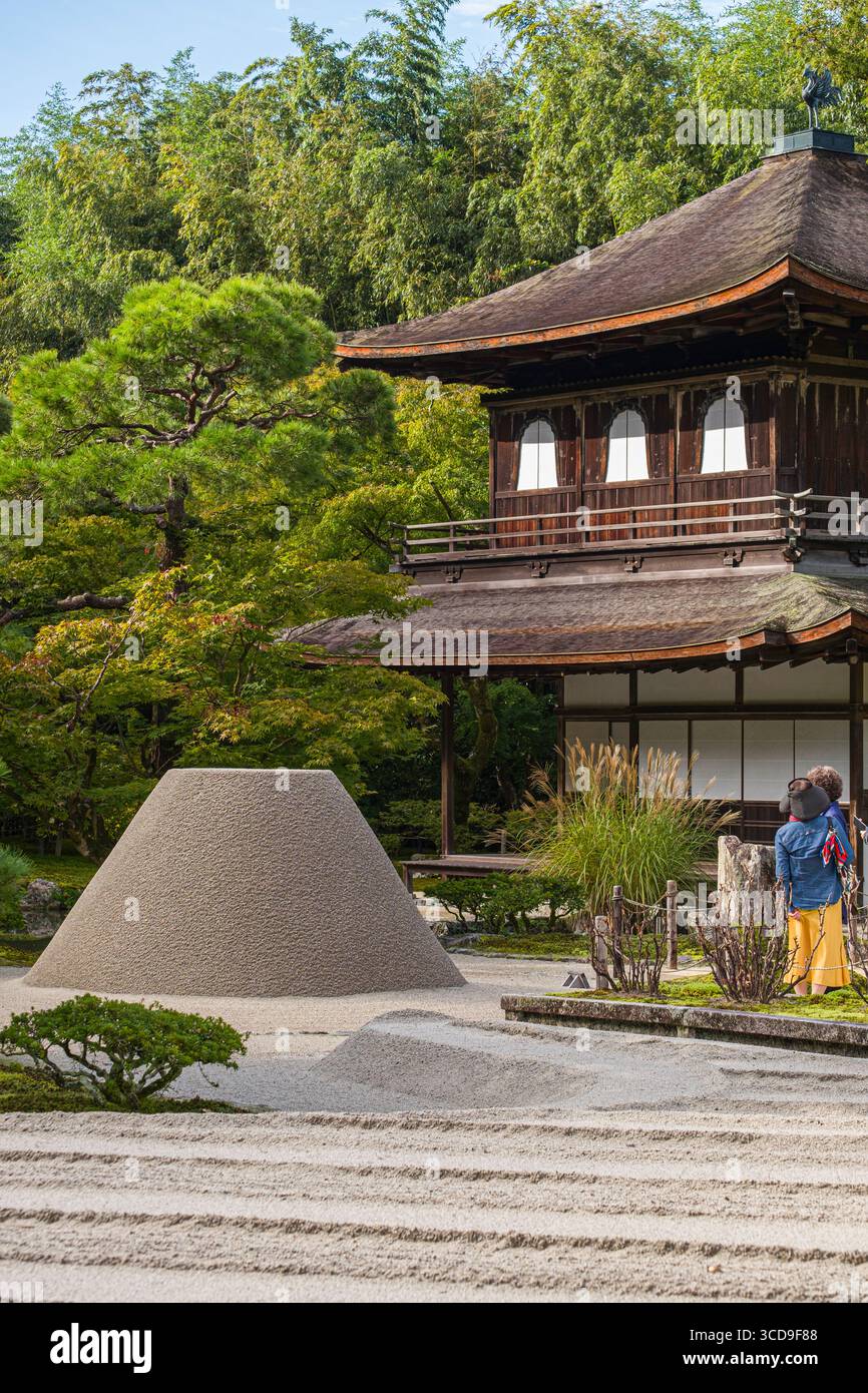 Truncated cone structure of the Kogetsudai and Kannonden Ginkaku at ...