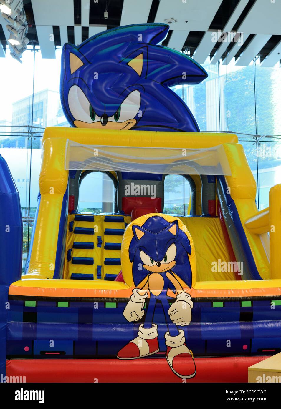 Sonic the hedgehog hi-res stock photography and images - Alamy