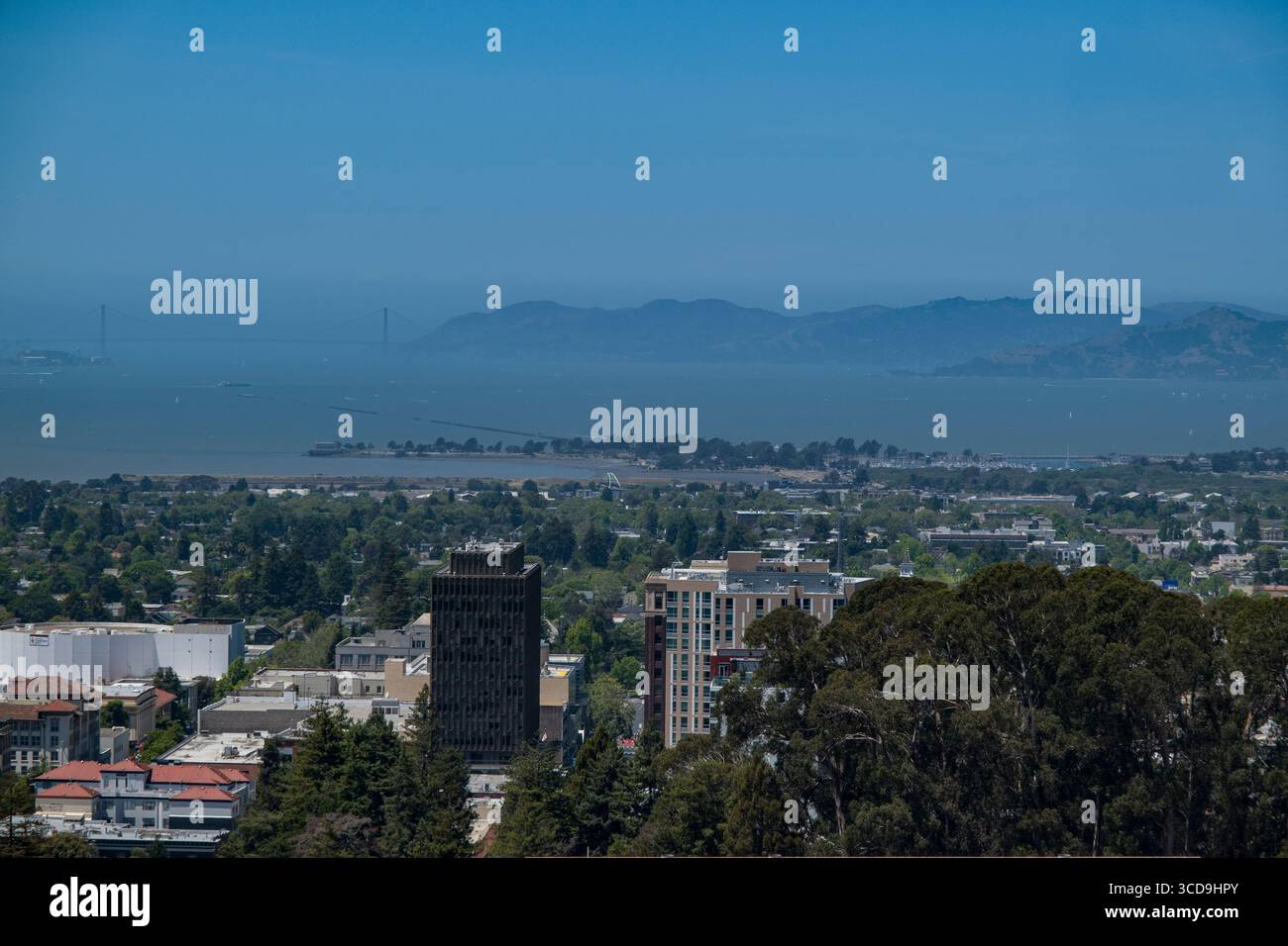 Aerial view of Golden Gate Bridge seen across San Francisco Bay ...
