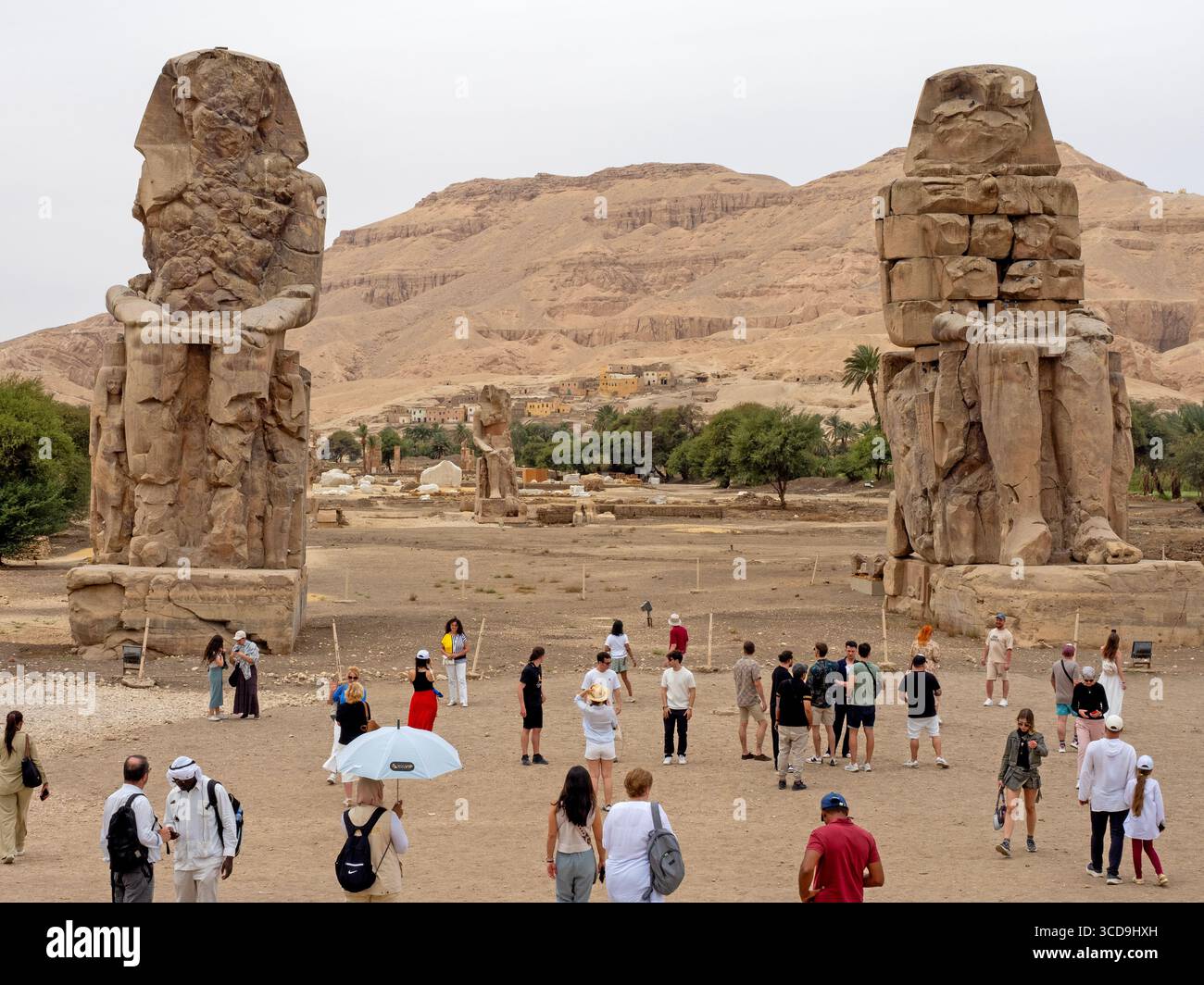 The Colossi of Memnon outside of Luxor Stock Photo - Alamy