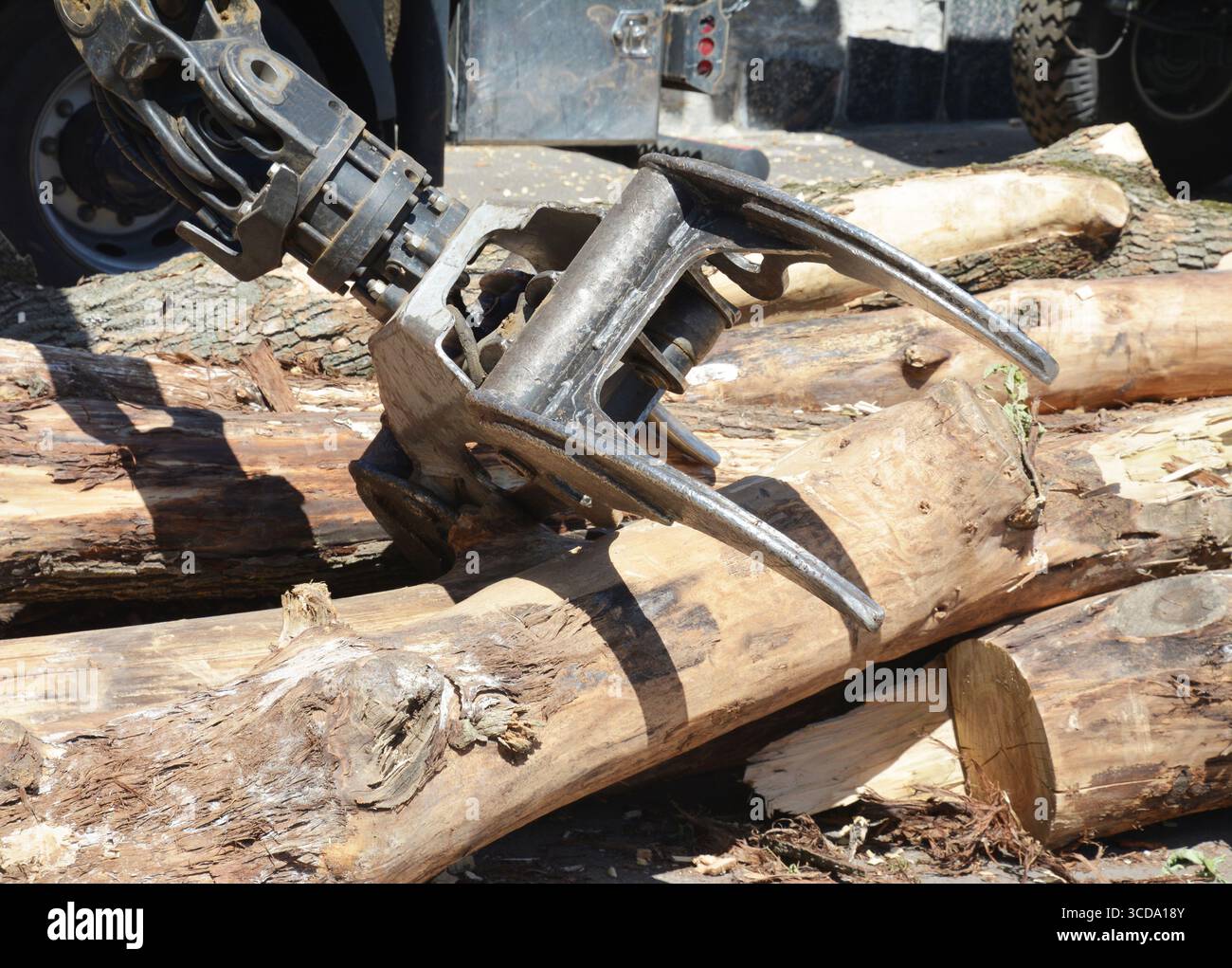 Knuckleboom log loader hi-res stock photography and images - Alamy