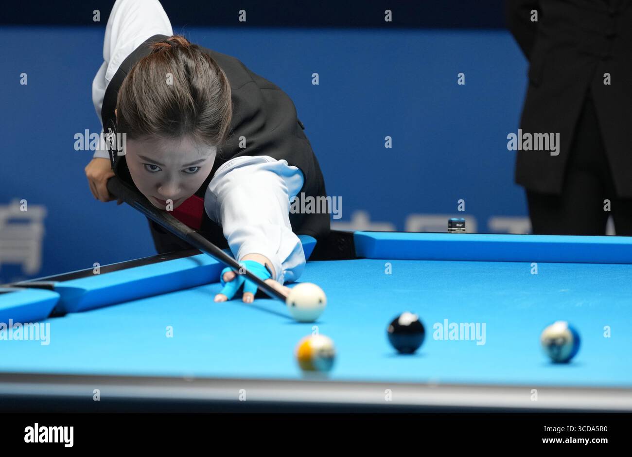 (250813) -- CHENGDU, Aug. 13, 2025 (Xinhua) -- Han Yu competes during ...