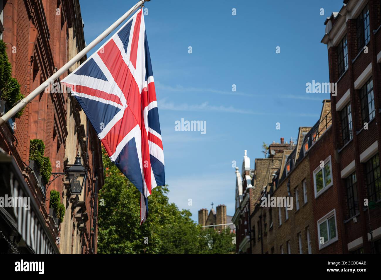 English heritage flag white on red hi-res stock photography and images ...