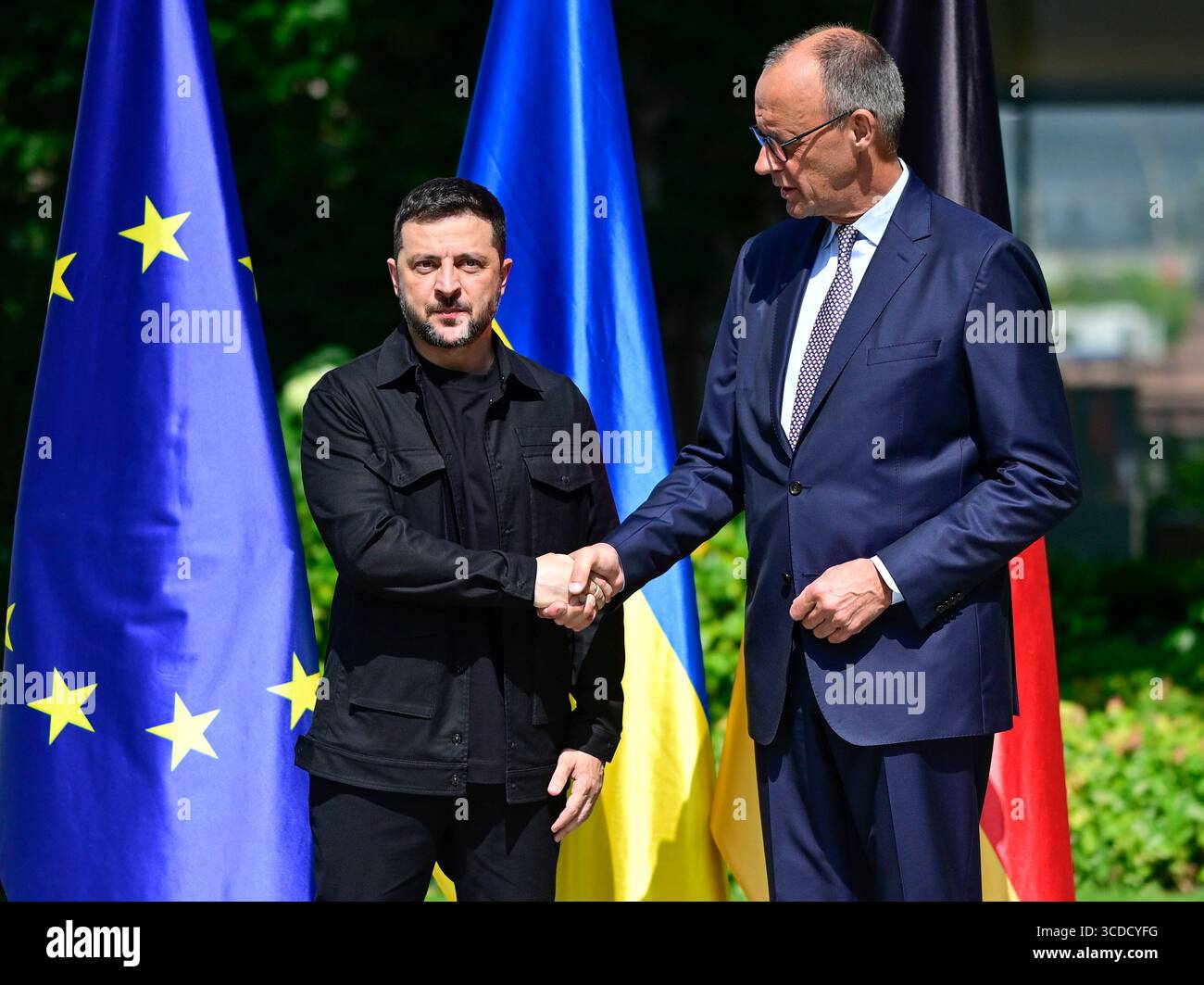 13 August 2025, Berlin: Volodymyr Selenskyj (l), President of Ukraine ...