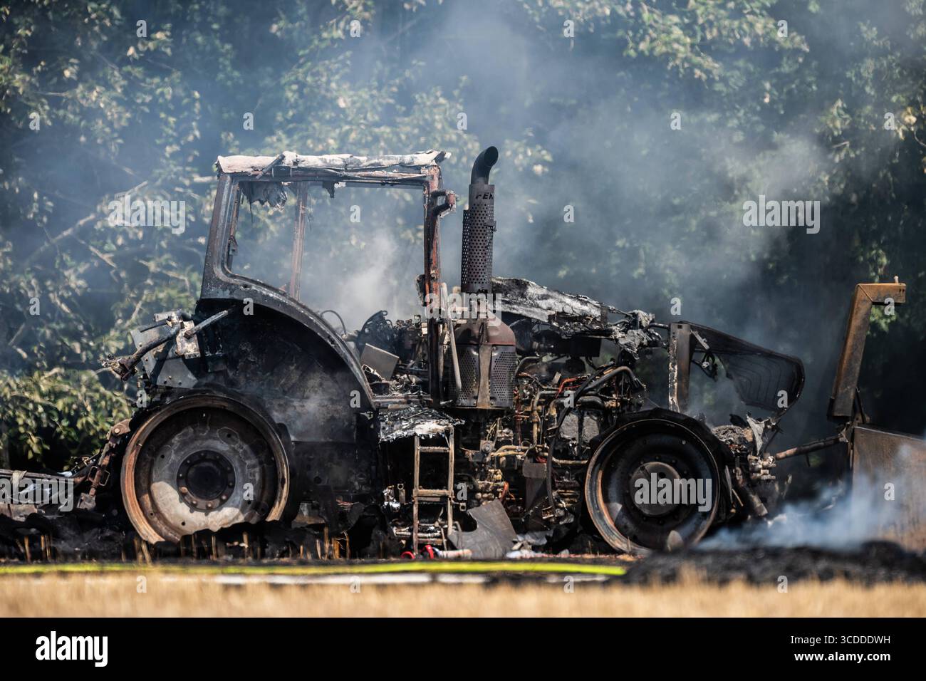 Ein abgebrannter Traktor steht auf einem Feld bei der Domäne Waldhof in ...
