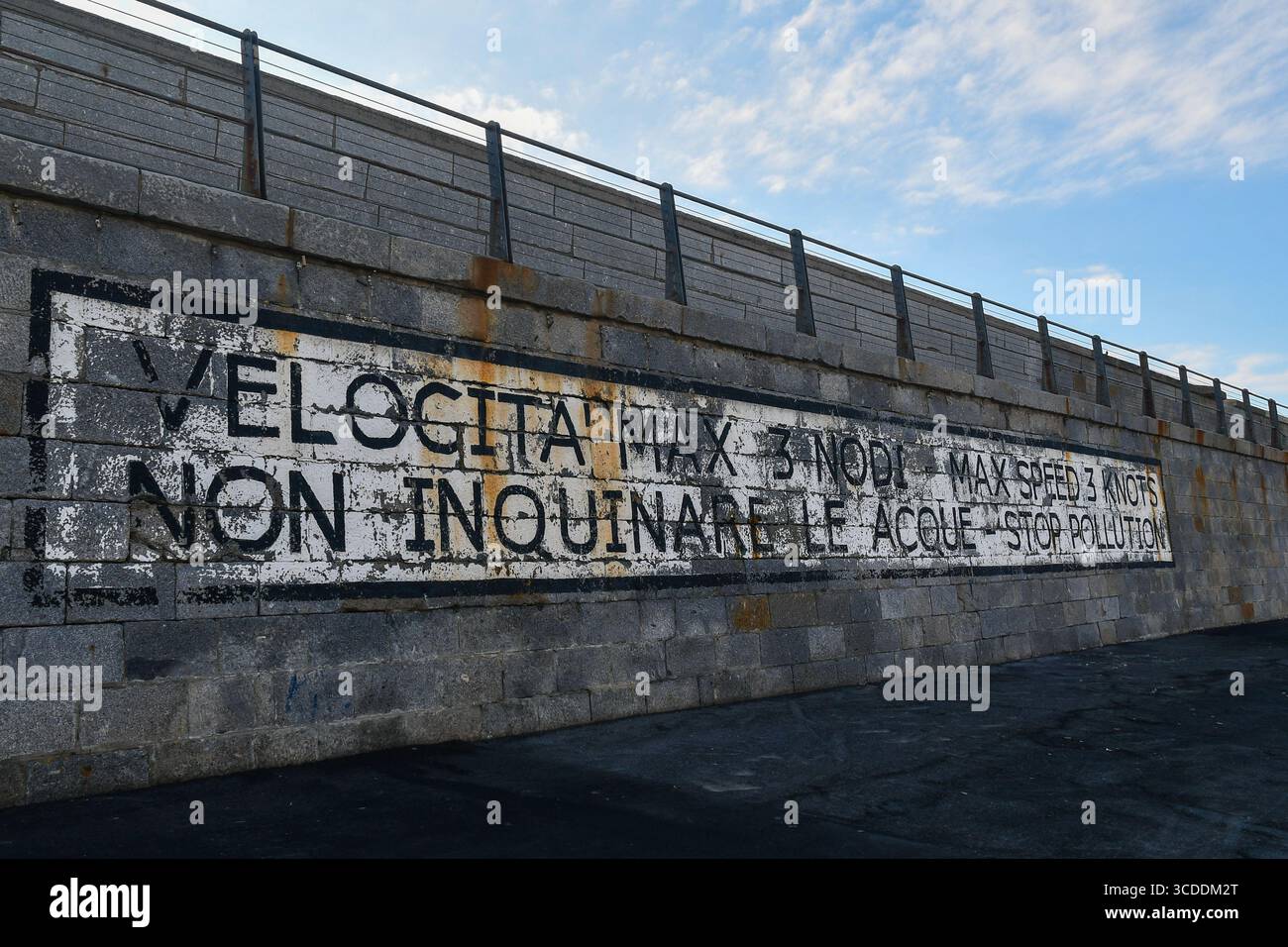 Max 3 knots sign hi-res stock photography and images - Alamy